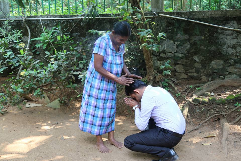 අම්මටයි, අක්කටයි උම්මා දීලා යනවා ප්‍රොජෙක්ට් එකකට – Danesh Edirisooriya